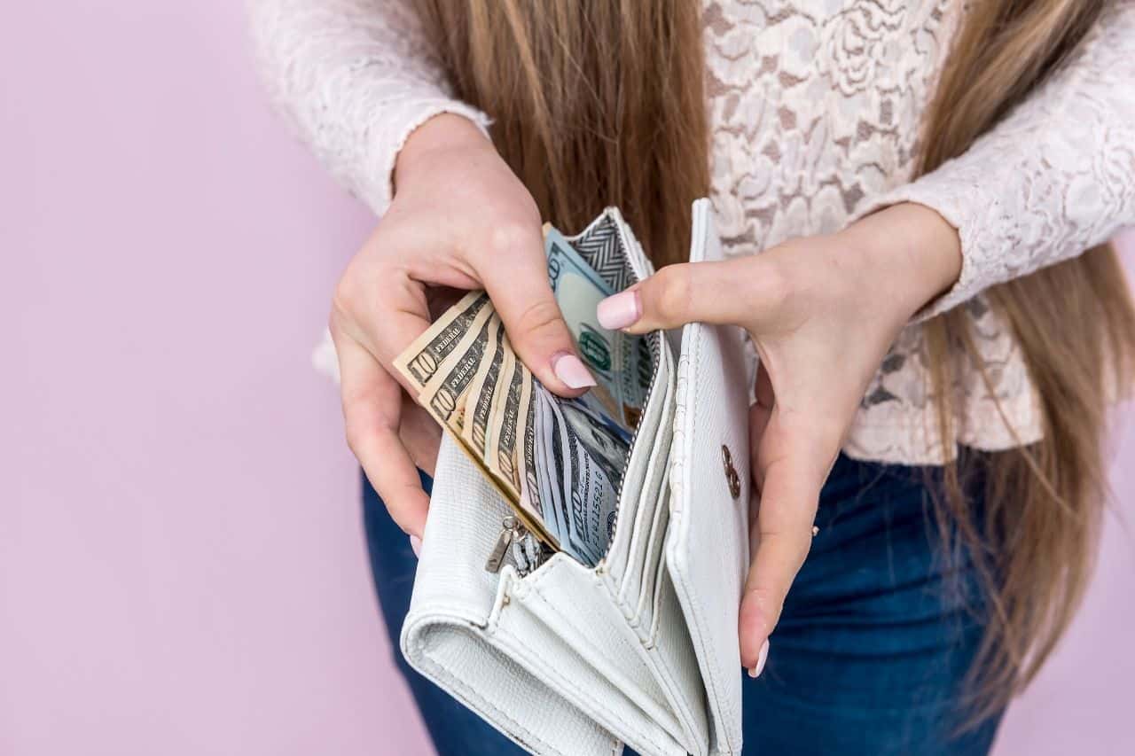 7 Habits of Women Who Always Have Money - Budgeting Couple