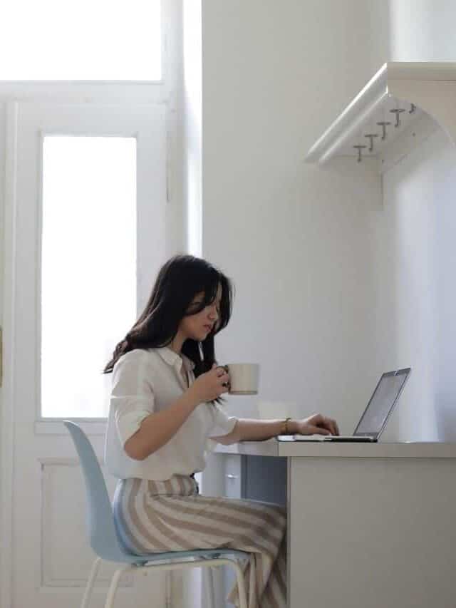 7 Ways to Get Your Life Organized Story - Budgeting Couple