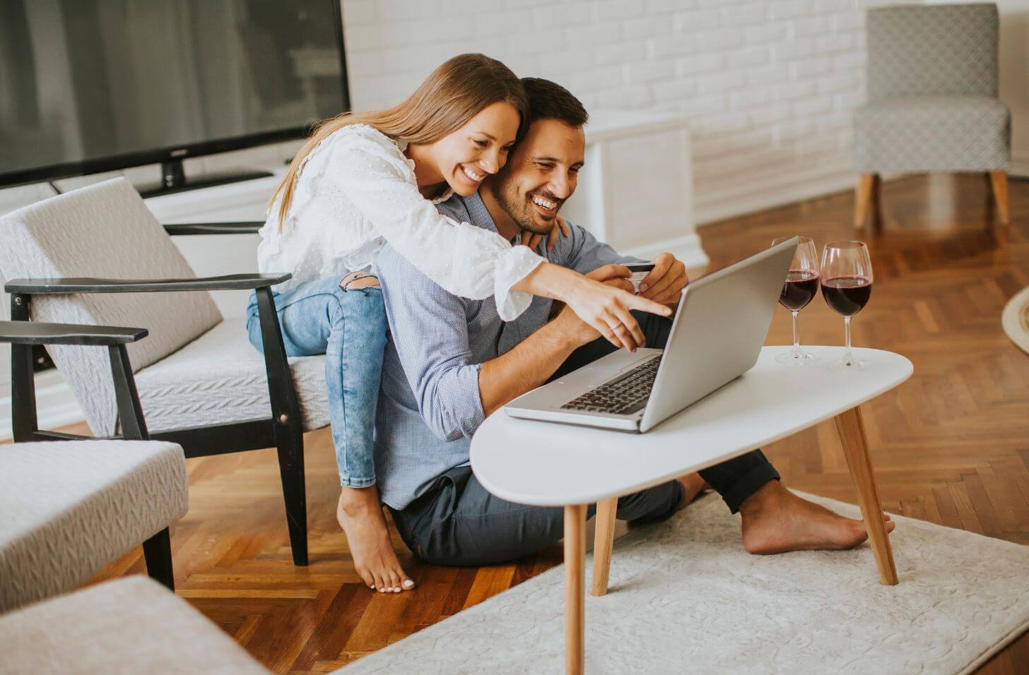 11 Ways to Save Money on a Low Income - Budgeting Couple